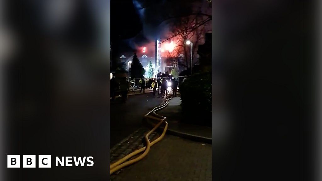 Reading fire: One dead and others unaccounted for - BBC News