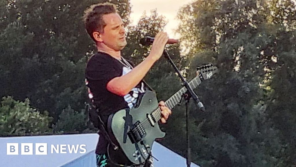 Muse: Milton Keynes National Bowl hosts first gig in seven years - BBC News