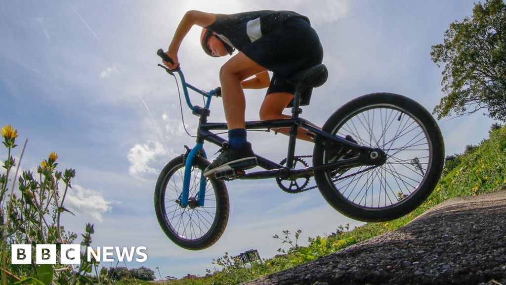 Evesham cycling centre: Extra £450k approved for new hub - BBC News