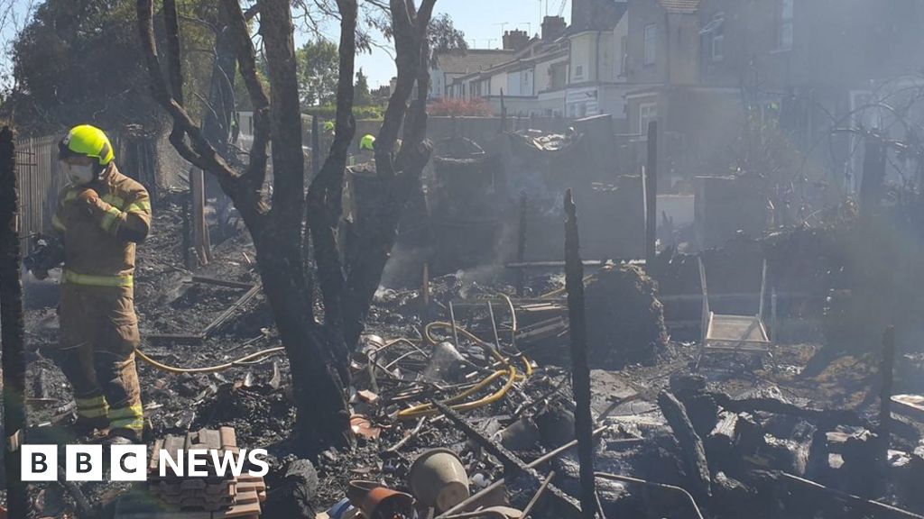 Watford embankment fire spreads to row of gardens - BBC News