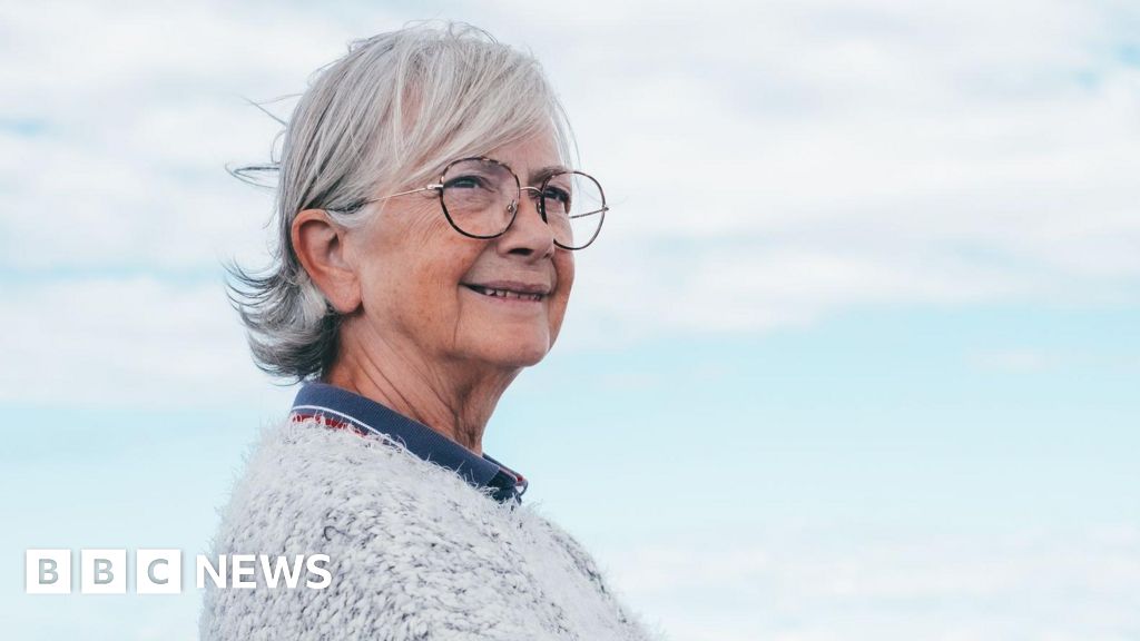 NI population: One in six now over 65, data suggests - BBC News