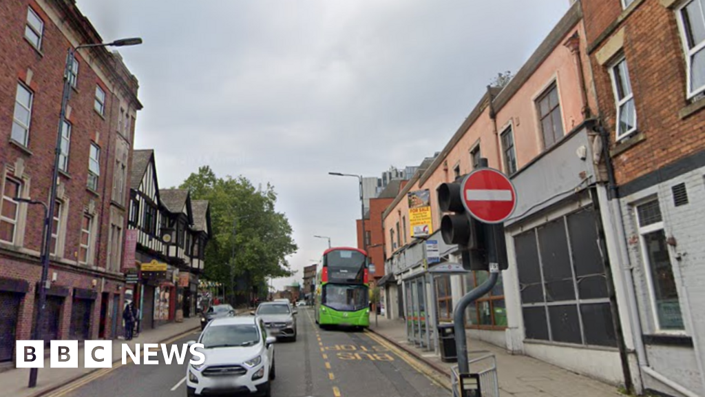 Leeds: Teenager arrested over spate of street robberies - BBC News