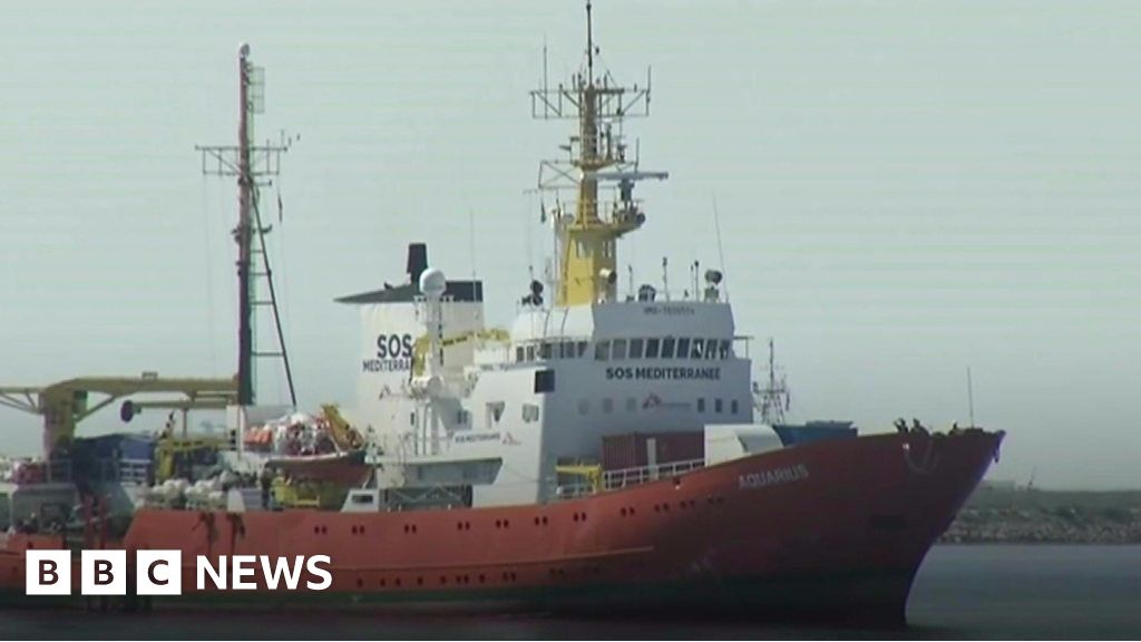 Aquarius: Migrant ship arrives in Spain - BBC News