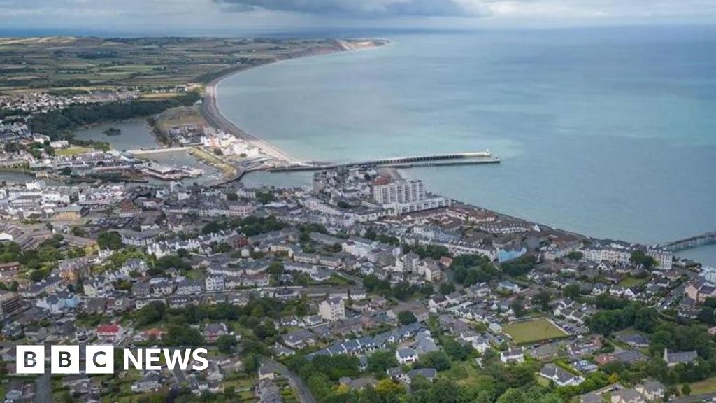 Commissioner bids to merge Ramsey's two voting districts - BBC News