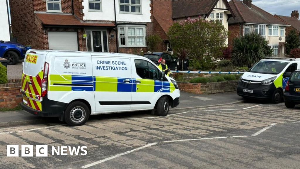 Nottingham: Murder arrest after woman found dead - BBC News