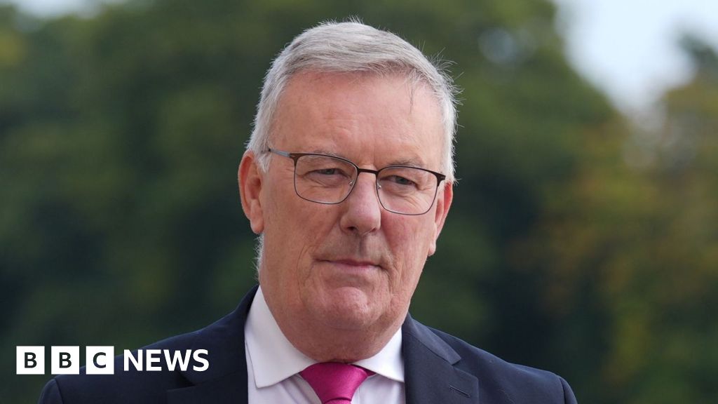 Mike Nesbitt to reveal plans for hospital network revamp - BBC News