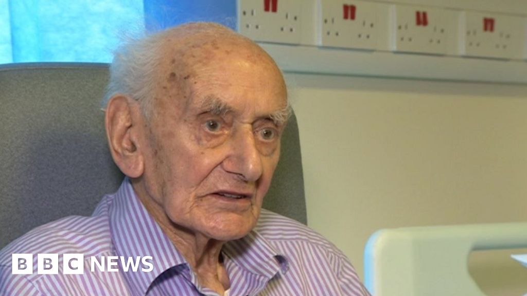 'Oldest cancer survivor' Victor Marston thanks doctors - BBC News