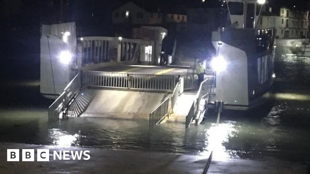 Cowes Floating Bridge: Ferry back in service after prow fault