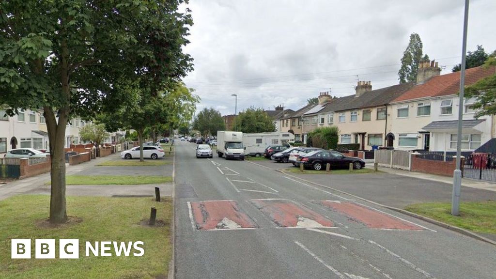 Huyton stabbing: Murder probe after man killed - BBC News