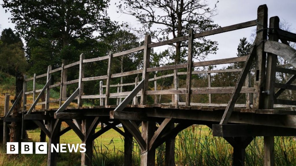 Winnie the Pooh: Poohsticks Bridge sells for more than £131k - BBC News