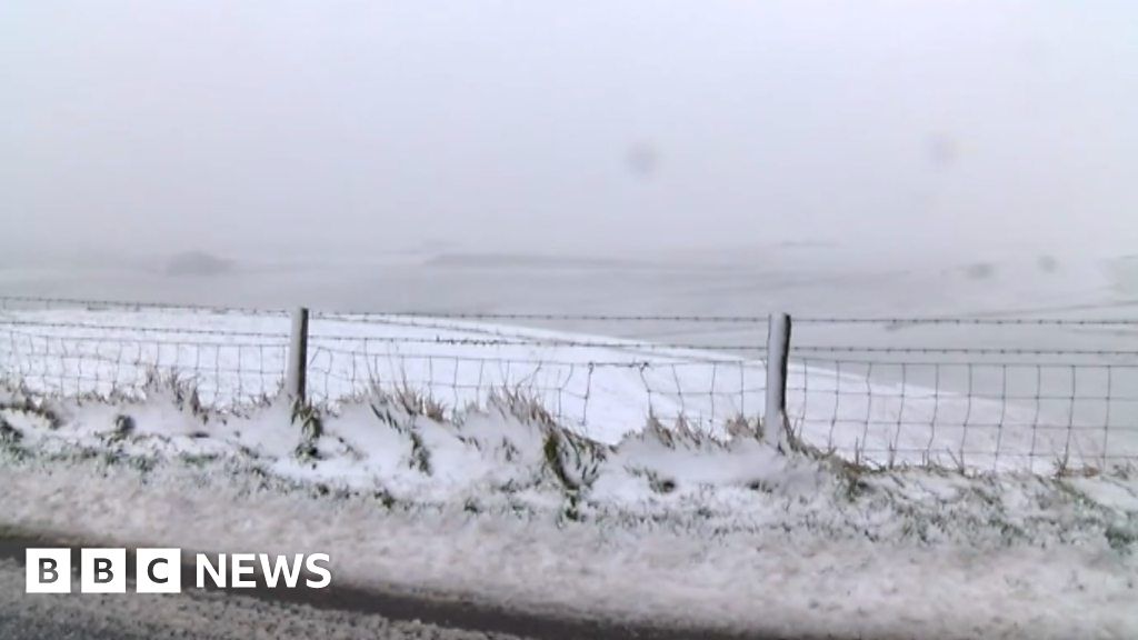 Snow sweeps across south of England - BBC News