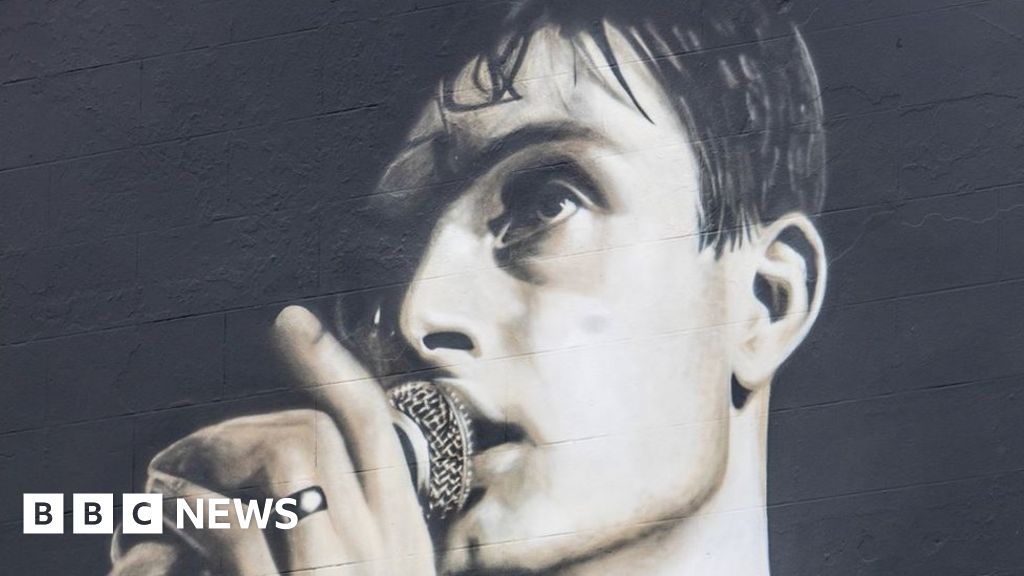 Street art trail adds splash of colour to Macclesfield - BBC News