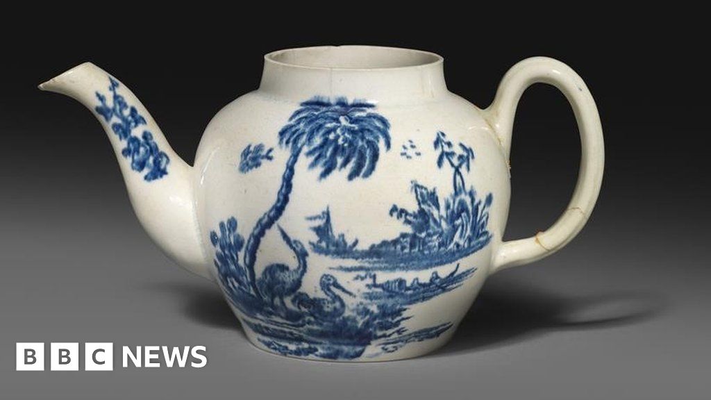 Cracked £15 teapot bought for £460k by New York museum - BBC News