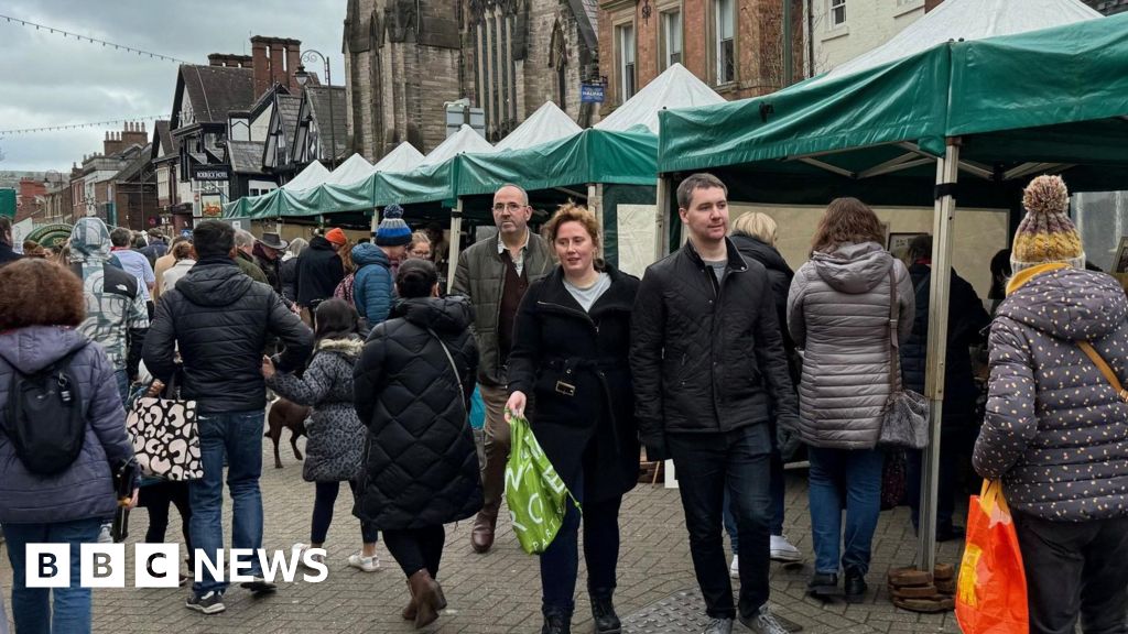 Teenage market to set up stall in three Warwickshire towns - BBC News