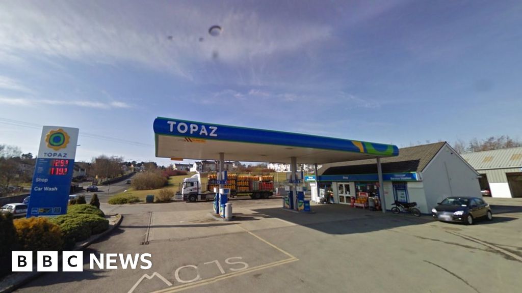 Donegal petrol station robbery: Staff threatened at gunpoint - BBC News