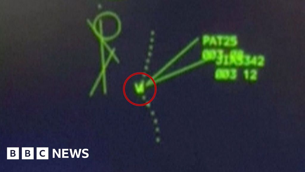 Traffic control radar shows moment of DC airplane crash