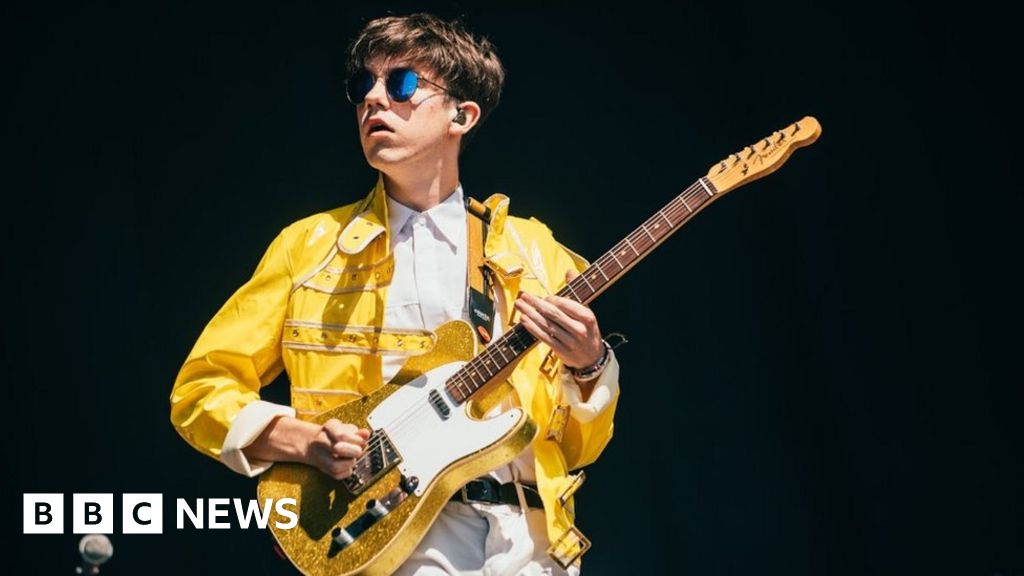 Declan McKenna: My 12 months on the road - BBC News