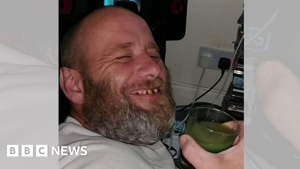 Victim named in Hull murder inquiry as seven arrested - BBC News