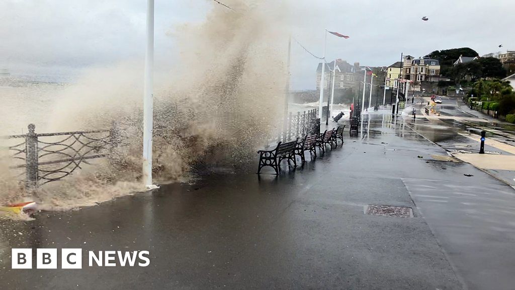 Stormy weather and extreme wind hits Somerset seafronts - BBC News