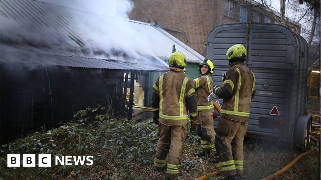 Frogmore Paper Mill fire: Boys, 13, charged with arson - BBC News