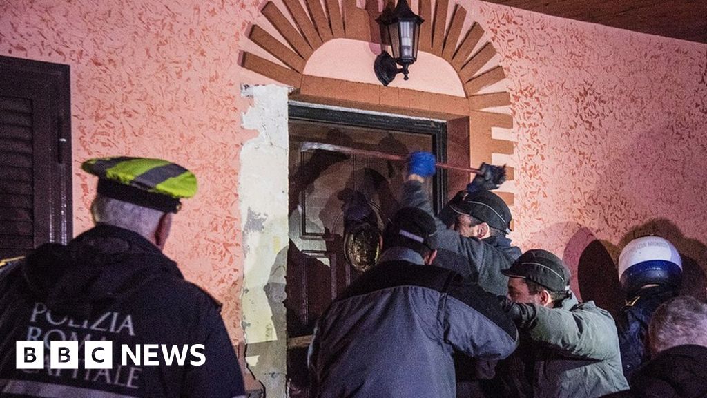 Rome police seize eight Casamonica mafia villas