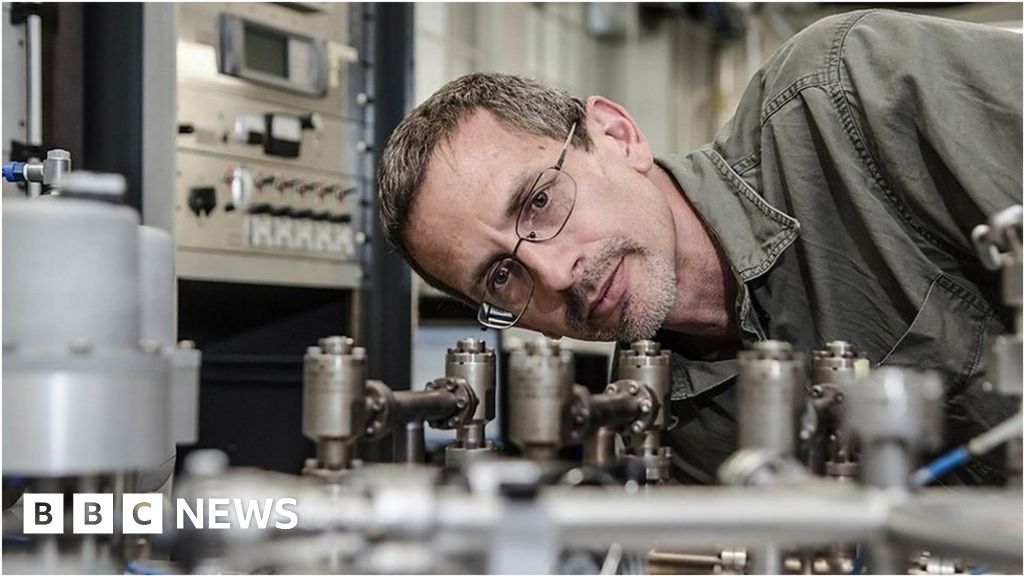 Could Nasa's latest rover to Mars find evidence of life? - BBC News