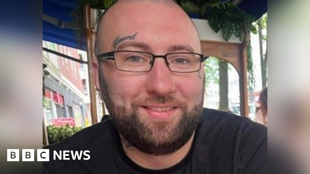 'Doting' father dies two weeks after Cumbernauld crash - BBC News