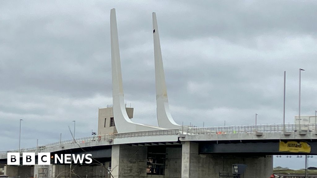 Lowestoft's new £145 Gull Wing Bridge moves into final stages - BBC News