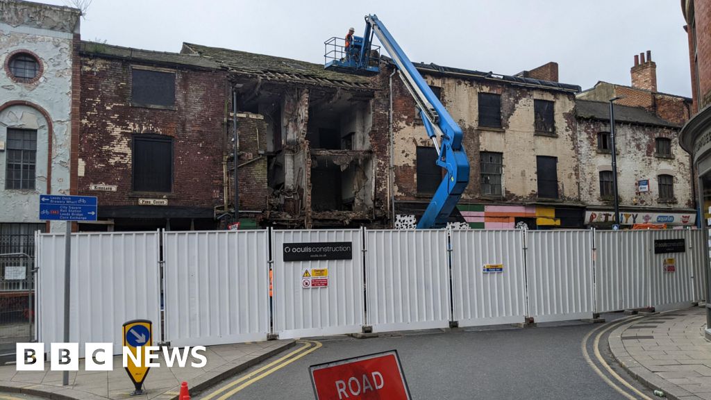 Leeds: Work starts on stabilising collapsed Kirkgate building - BBC News