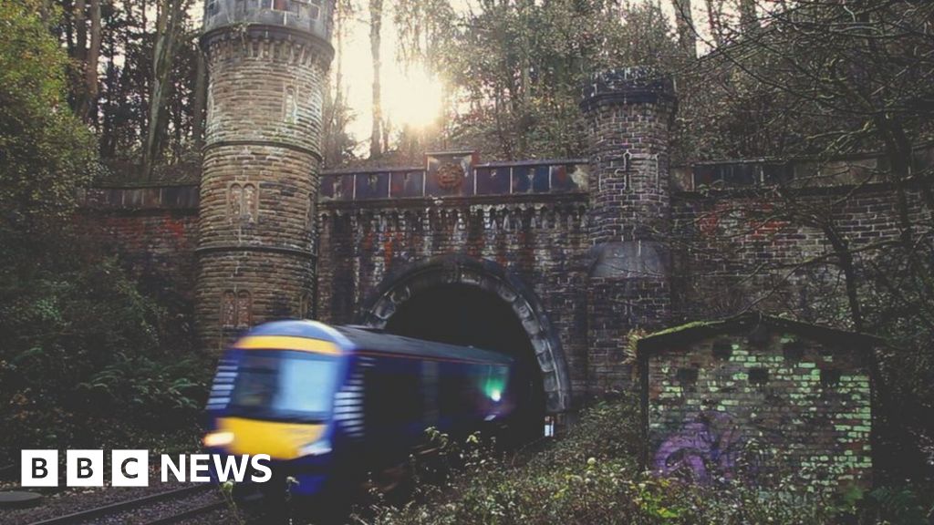 Otley remembers railway navvies at monument to their work - BBC News