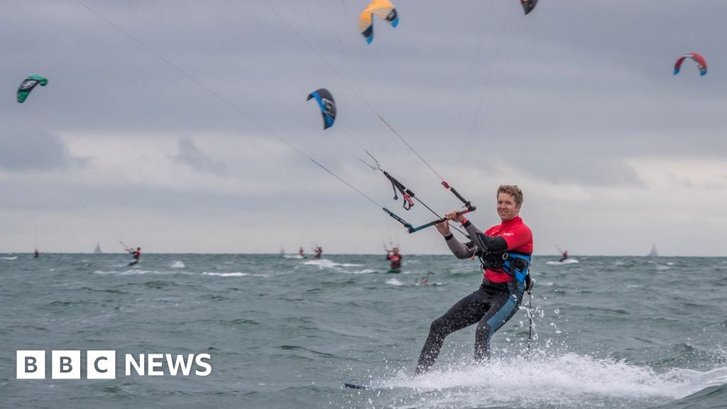 Hayling Island kitesurfers set new world record - BBC News