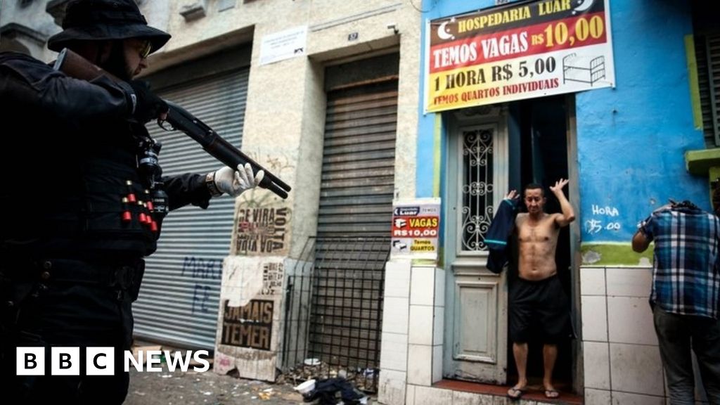 Brazil police raid Sao Paulo 'Crackland' and make arrests - BBC News