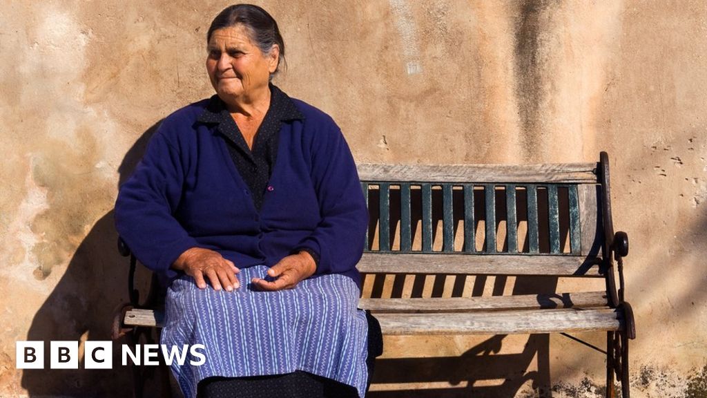 Why Greek mountain villagers have healthy hearts - BBC News