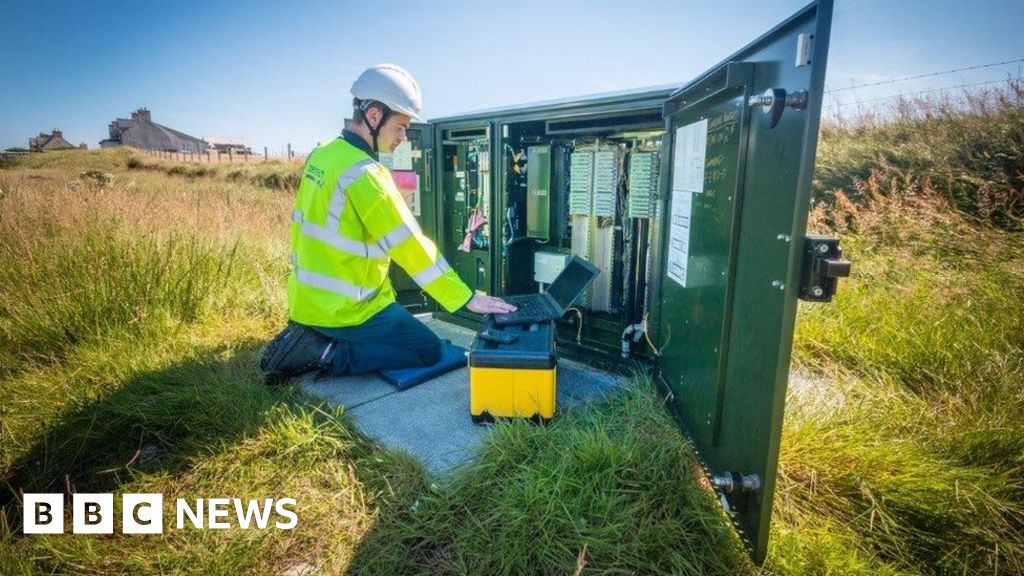 Rural 'challenges' for fibre broadband roll-out - BBC News