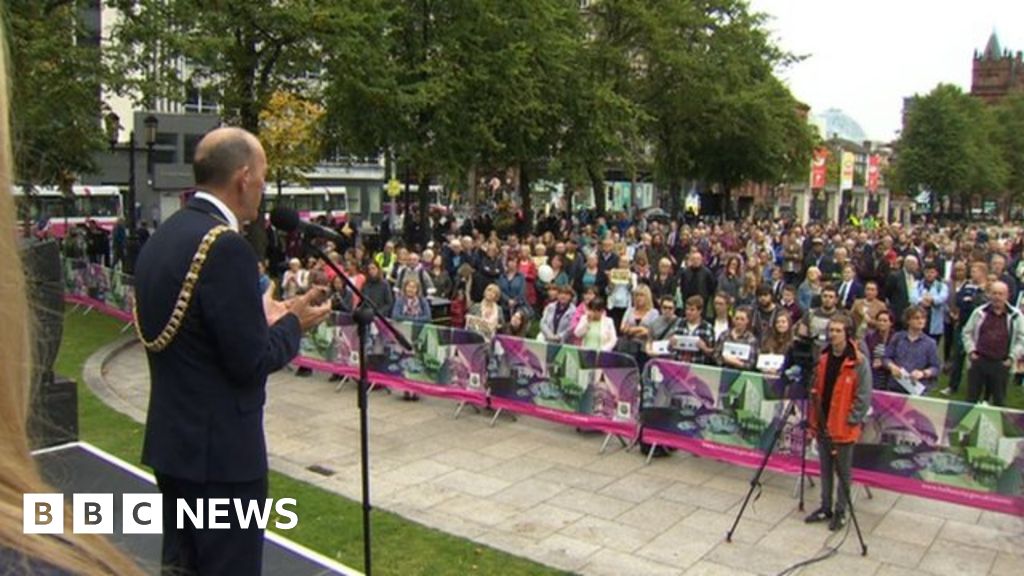 Migrant crisis: Belfast and Londonderry host vigils for refugees - BBC News