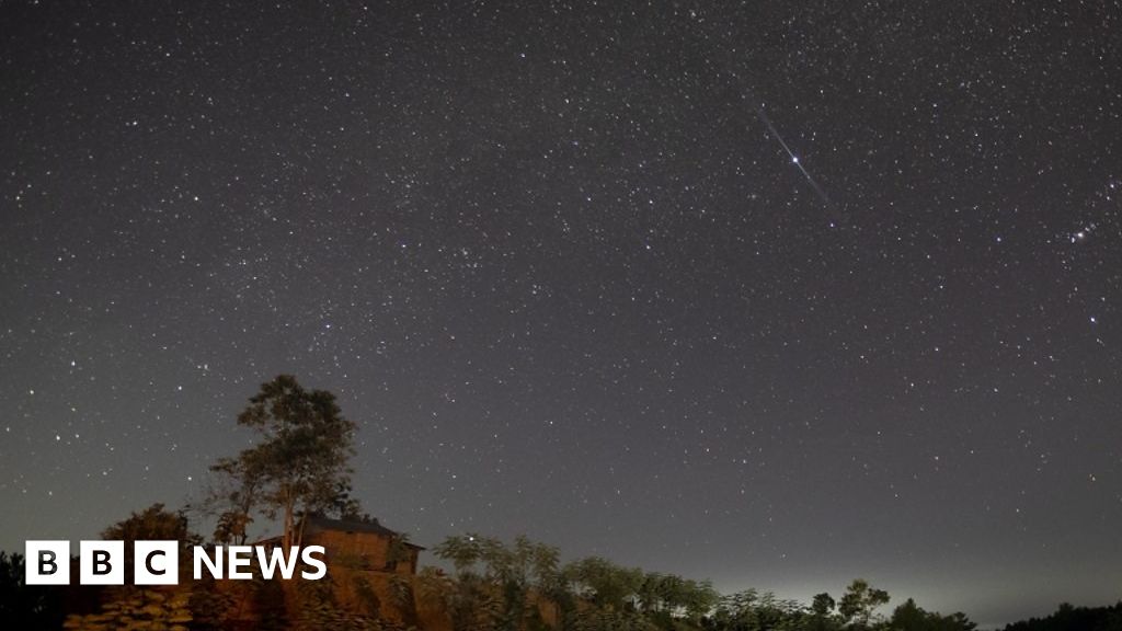 Geminid meteor shower dazzles night skies - BBC News