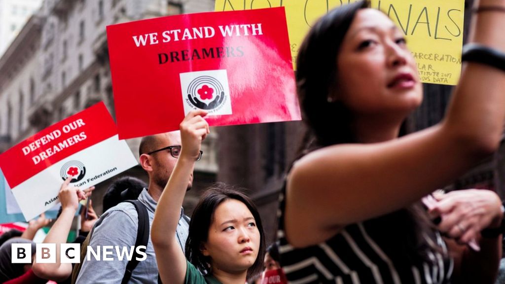 Trump wall: New proposal ties Dreamer plan to border clampdown