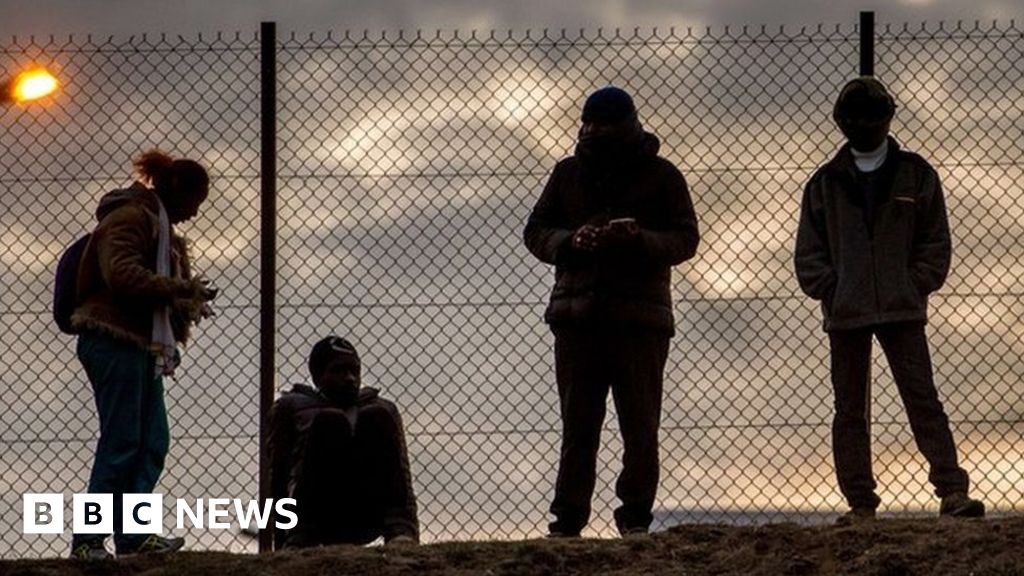 Illegal UK entry arrests surpass 27,000 in three years - BBC News