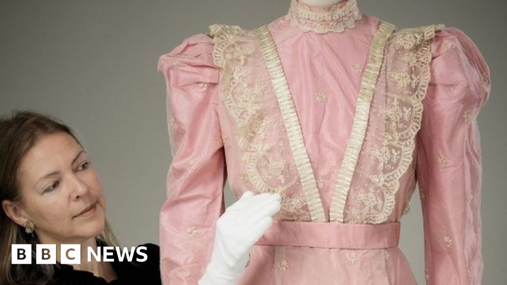 Curtain up for Queen's pantomime costumes at Windsor Castle - BBC News