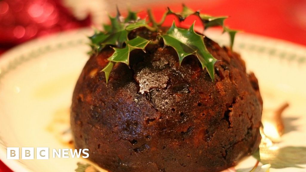 Cambridge hosts inaugural Christmas pudding race - BBC News