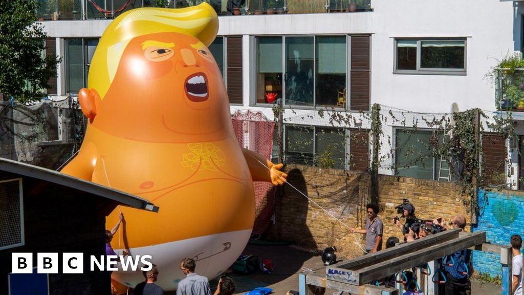 Trump in the UK: The rules around aerial protests - BBC News