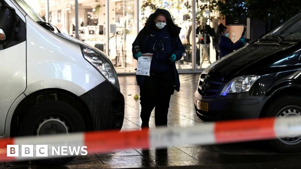 The Hague stabbing: Three injured on shopping street aged 13-15 - BBC News