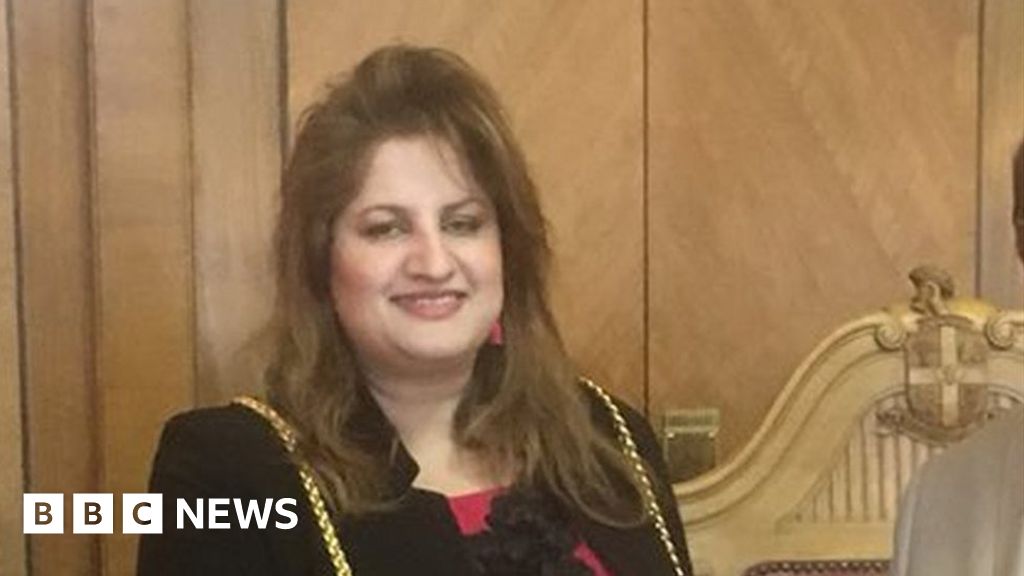 Labour deselects Luton councillors amid bullying claim - BBC News