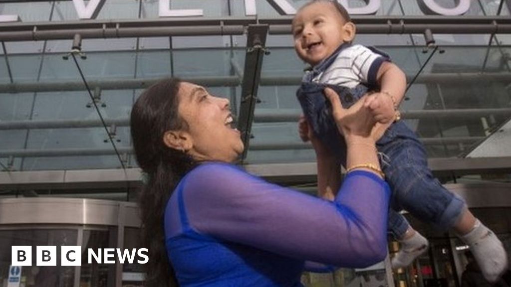 Glasgow security guard reunited with baby she helped deliver - BBC News