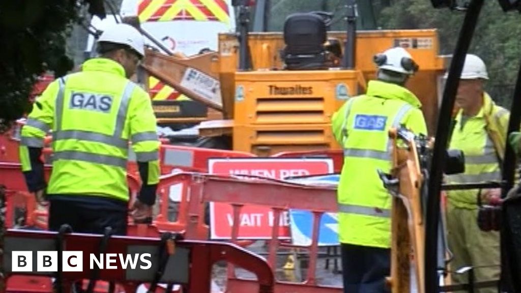 Yeovil gas main rupture: Evacuated families return home - BBC News