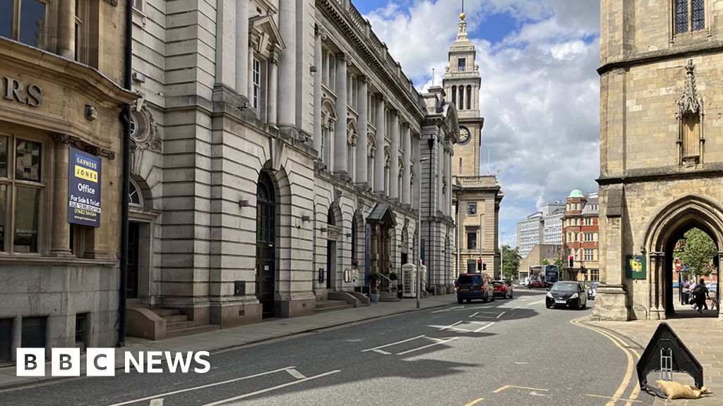 New road safety measures in Hull after woman's death - BBC News