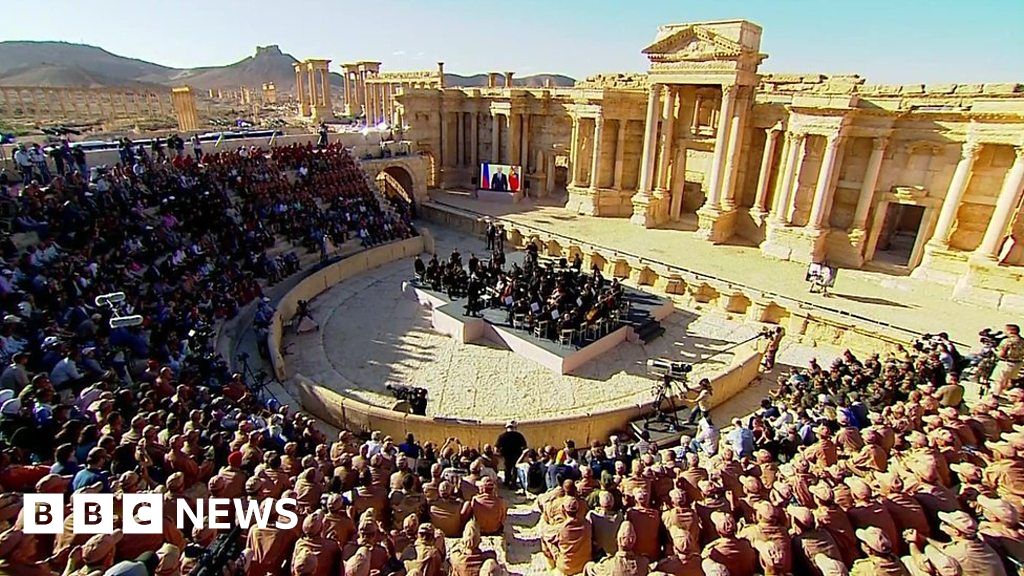 Russian maestro plays in Palmyra ruins - BBC News