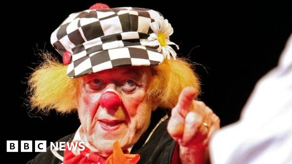 Famous Soviet-era clown Oleg Popov dies at 86 - BBC News