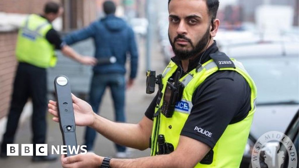 West Midlands Police use 'wands' to fight knife crime - BBC News