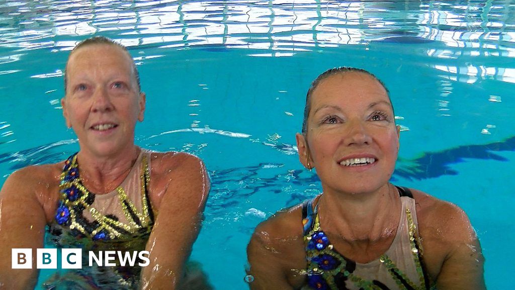 Synchronised swimming champions return to sport - BBC News